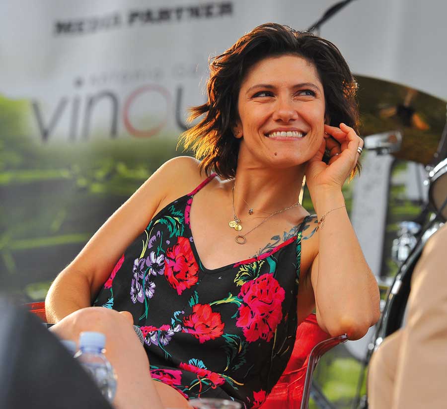 Dillo solo al buio, la nuova canzone di Elisa. Testo, video, pagelle ...