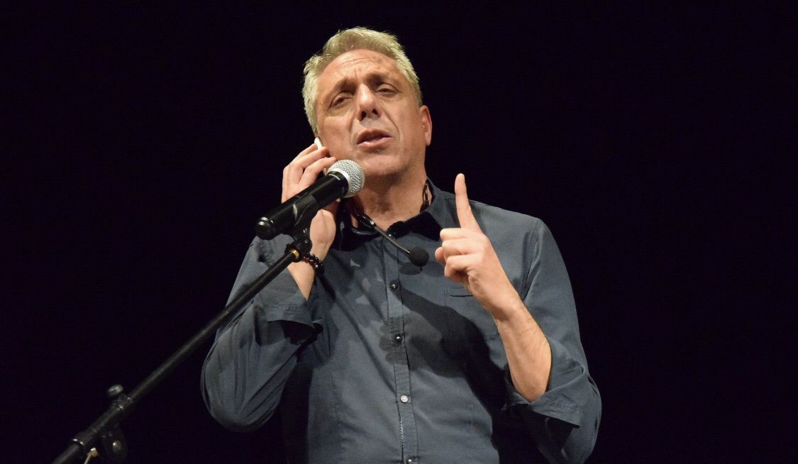 Affetti instabili, Max Pisu al Teatro Leonardo di Milano – Teatro e Musica News